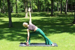 Outdoor Yoga: The Benefits of Practicing Yoga in Nature